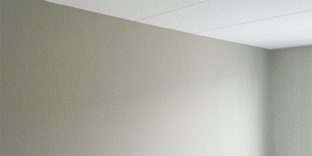 Verven over behang? Hoe doet u dit of wat kost dit?
