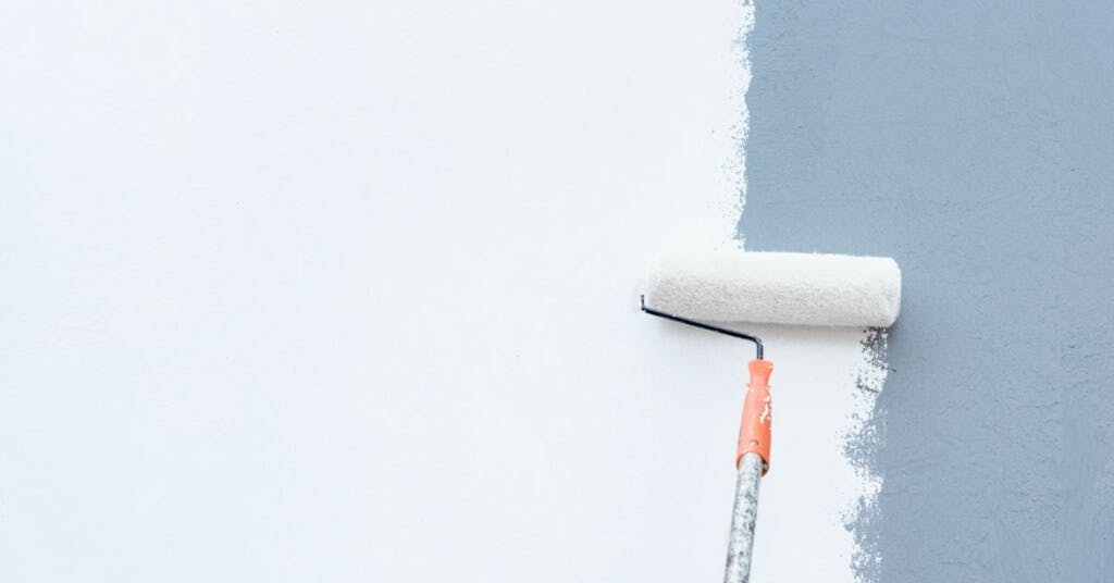 Verven over behang? Hoe doet u dit of wat kost dit?